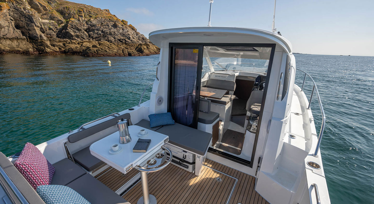 BENETEAU Antares 8 OB | Designed For Powerful, Elegant, and Versatile ...