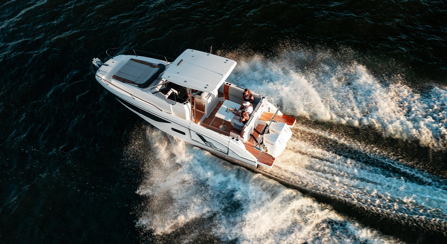 BENETEAU Flyer 9 SUNdeck | The Master Of Day Boating | Outboard Powered