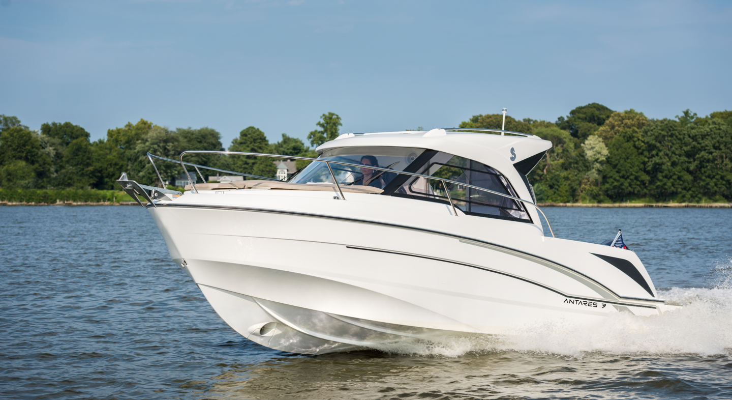 BENETEAU Antares 7 | The Best Pocket Cruiser | Outboard Powered