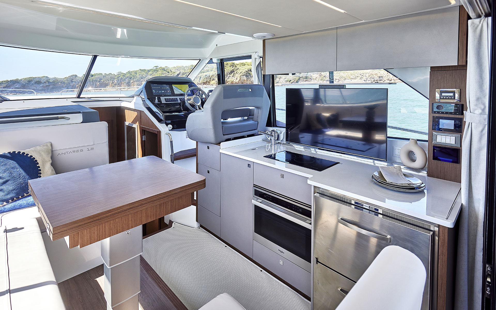BENETEAU Antares 12 | The New Family Cruising Star