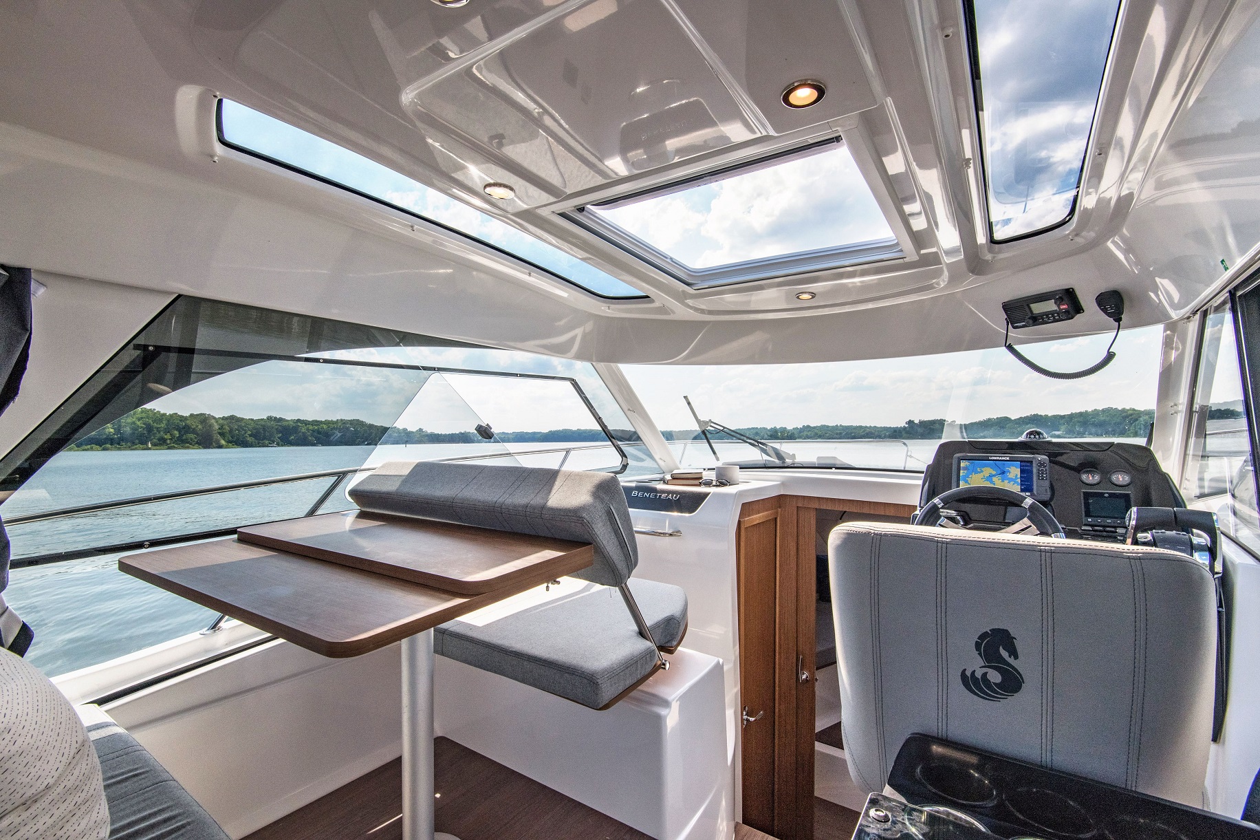 BENETEAU Antares 9 | The Ultimate Weekender | Outboard Powered