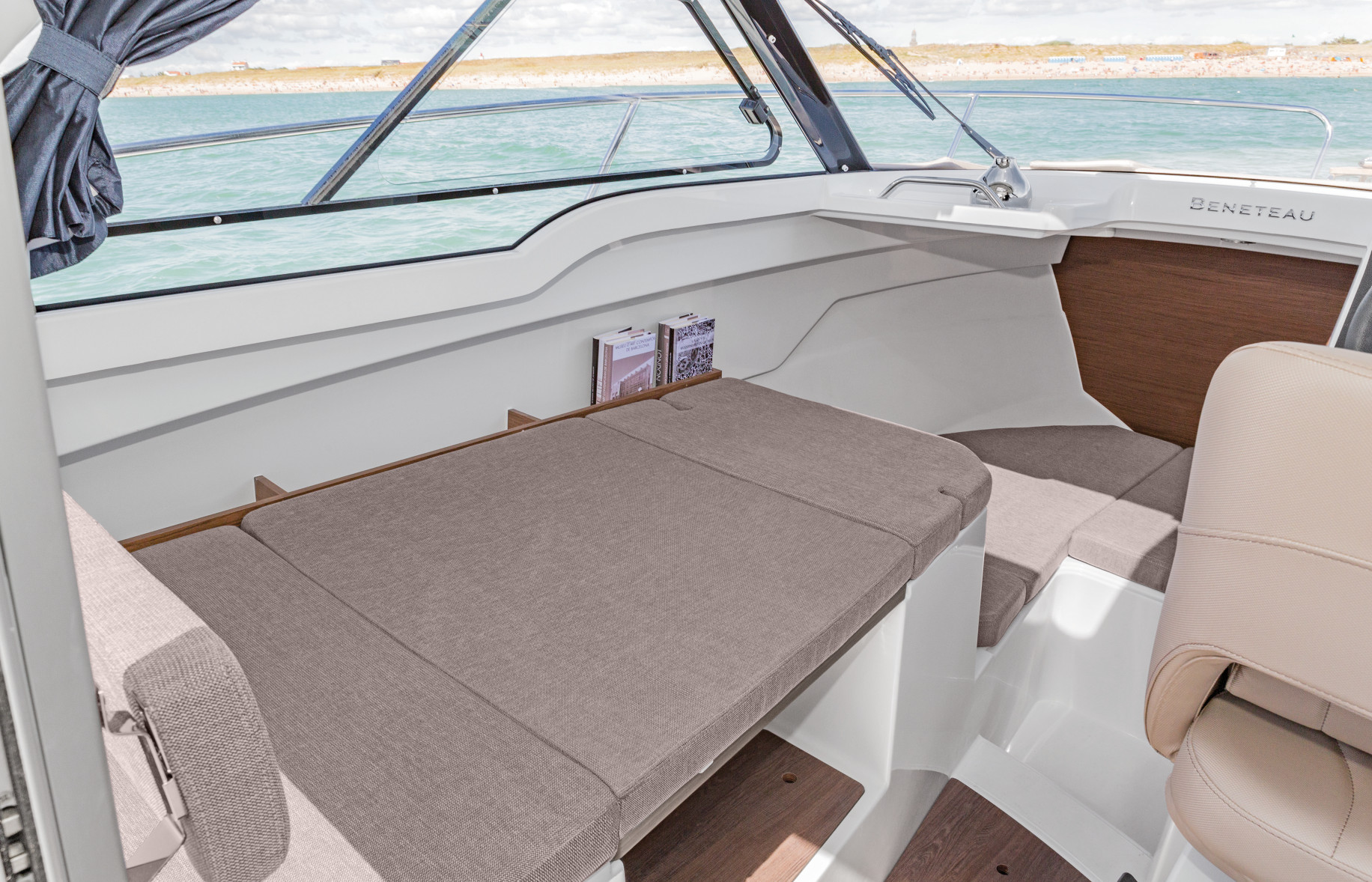BENETEAU Antares 7 | The Best Pocket Cruiser | Outboard Powered