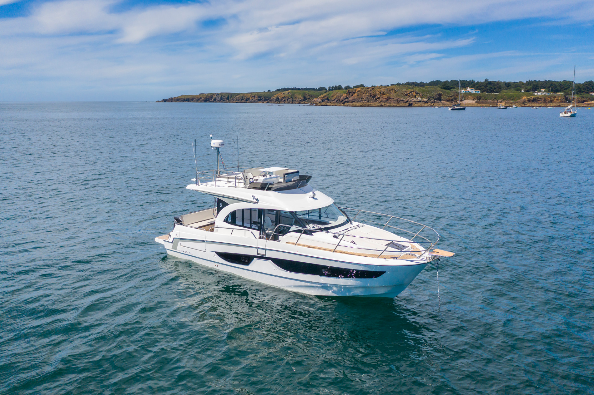 BENETEAU Antares 11 Fly | The ultimate weekender with a top view