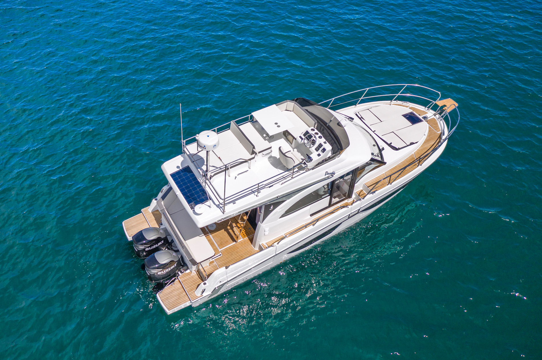 BENETEAU Antares 11 Fly | The ultimate weekender with a top view