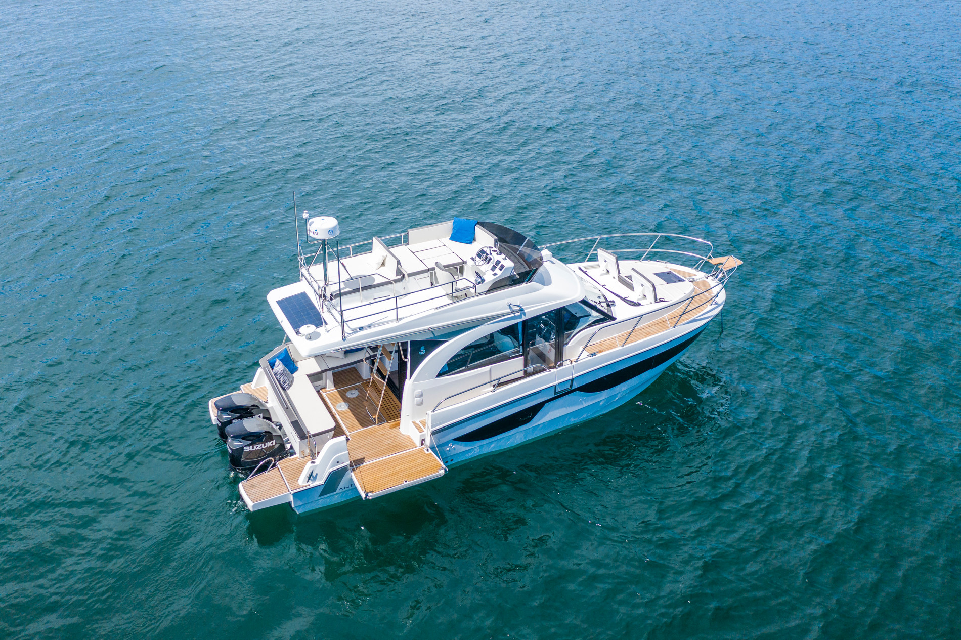 BENETEAU Antares 11 Fly | The ultimate weekender with a top view