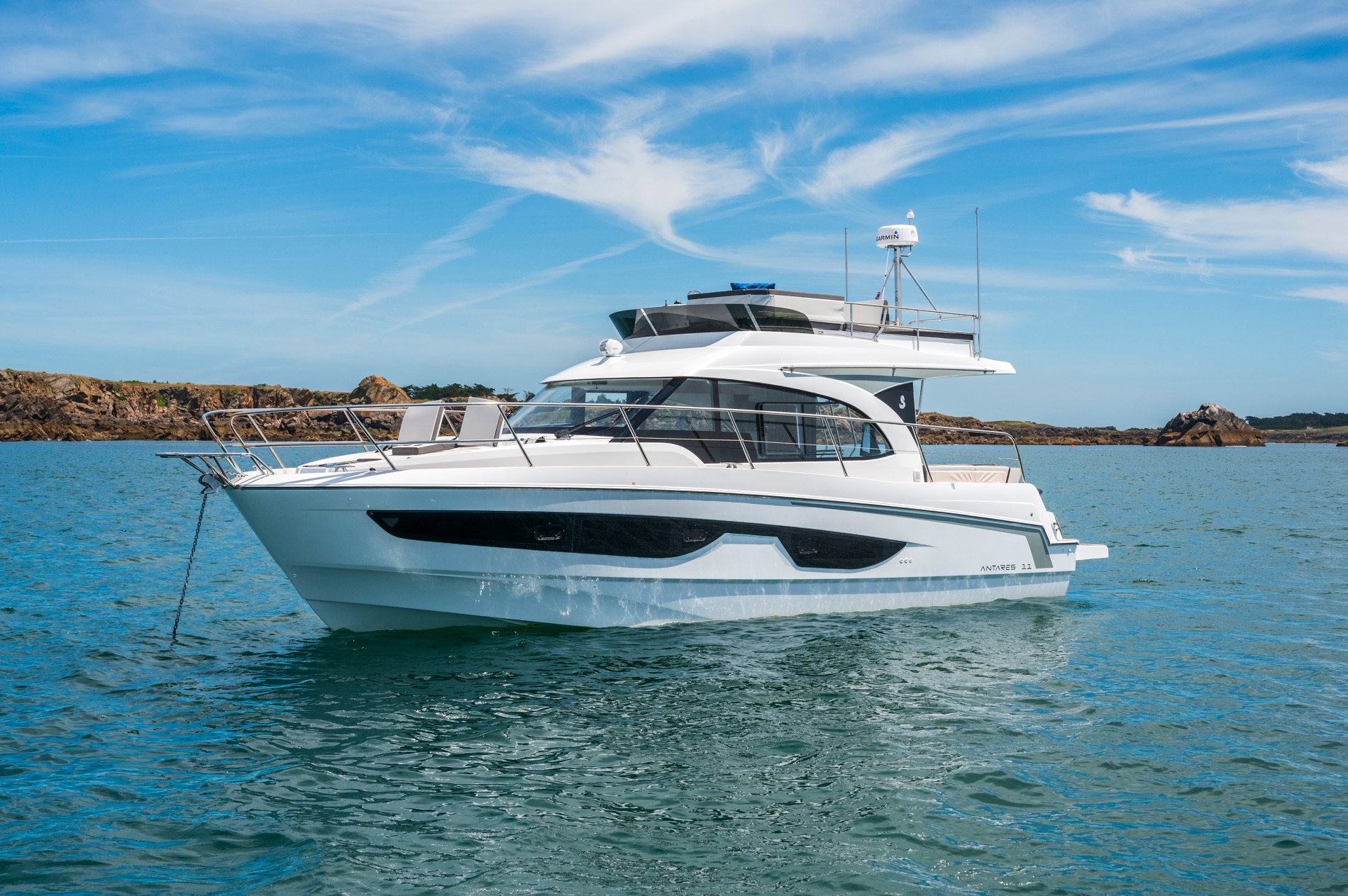 BENETEAU Antares 11 Fly | The ultimate weekender with a top view
