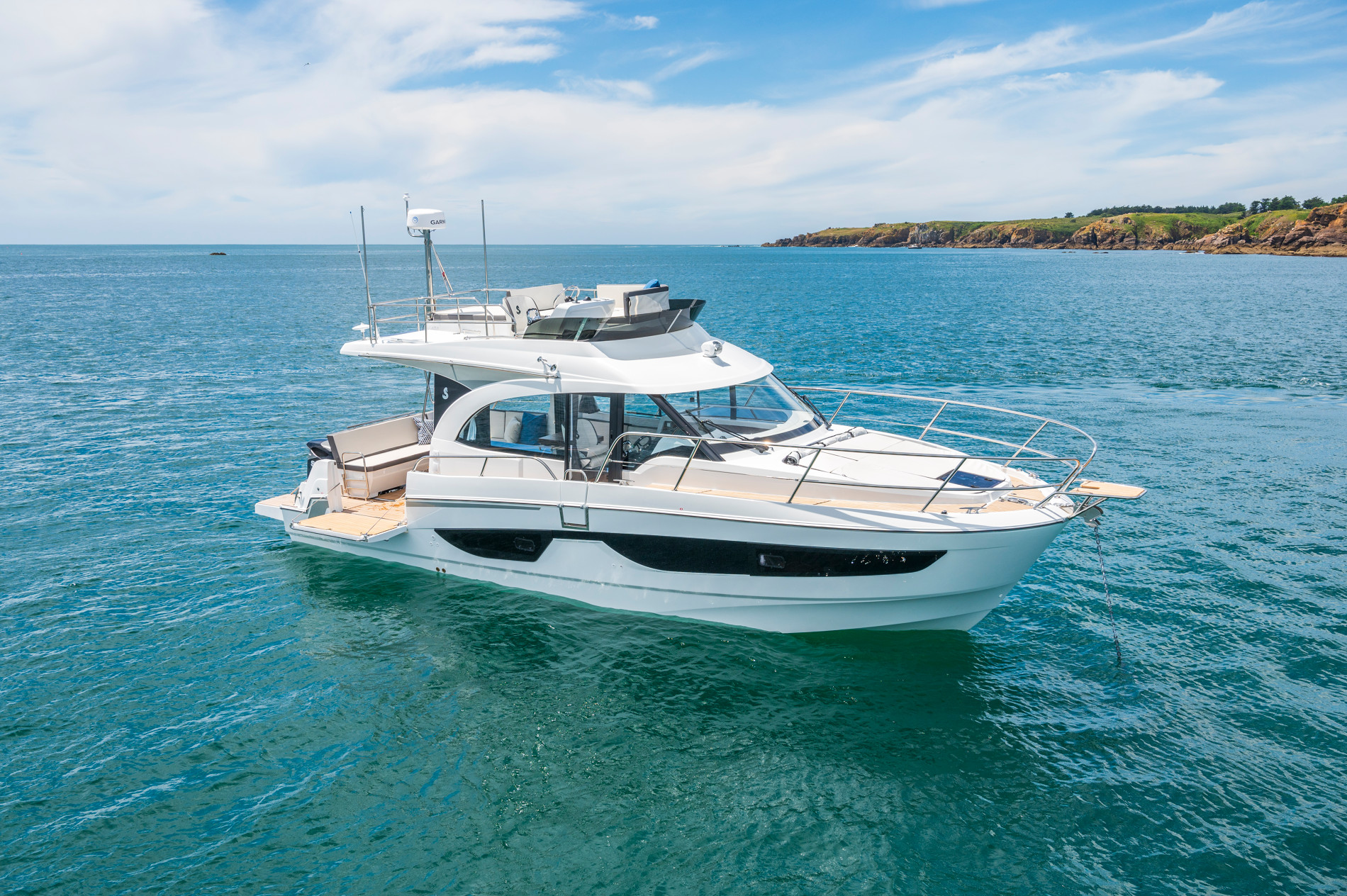 BENETEAU Antares 11 Fly | The ultimate weekender with a top view