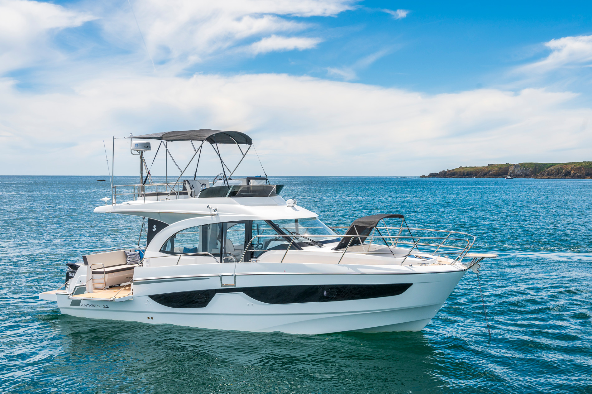 BENETEAU Antares 11 Fly | The ultimate weekender with a top view