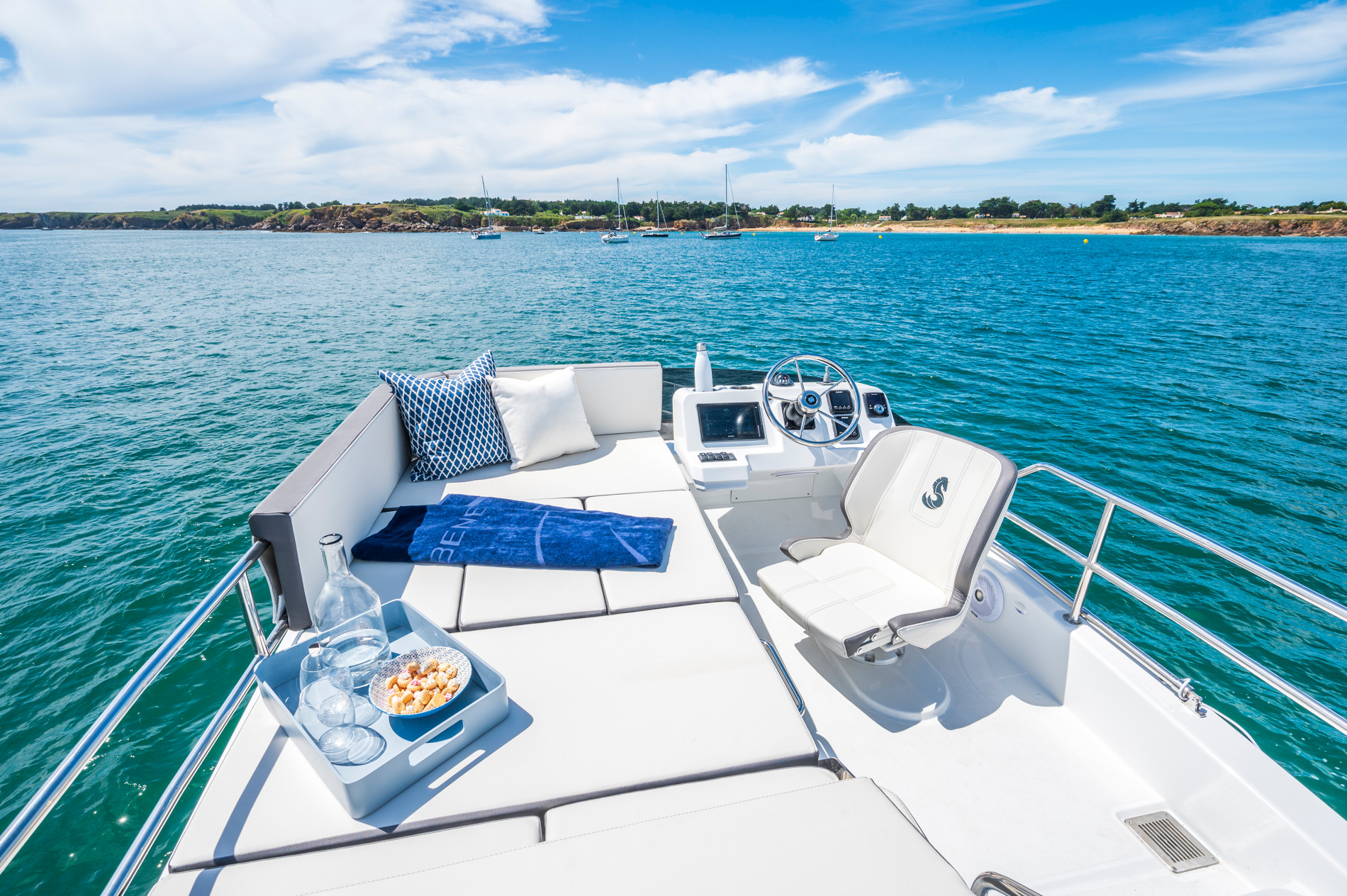 BENETEAU Antares 11 Fly | The ultimate weekender with a top view