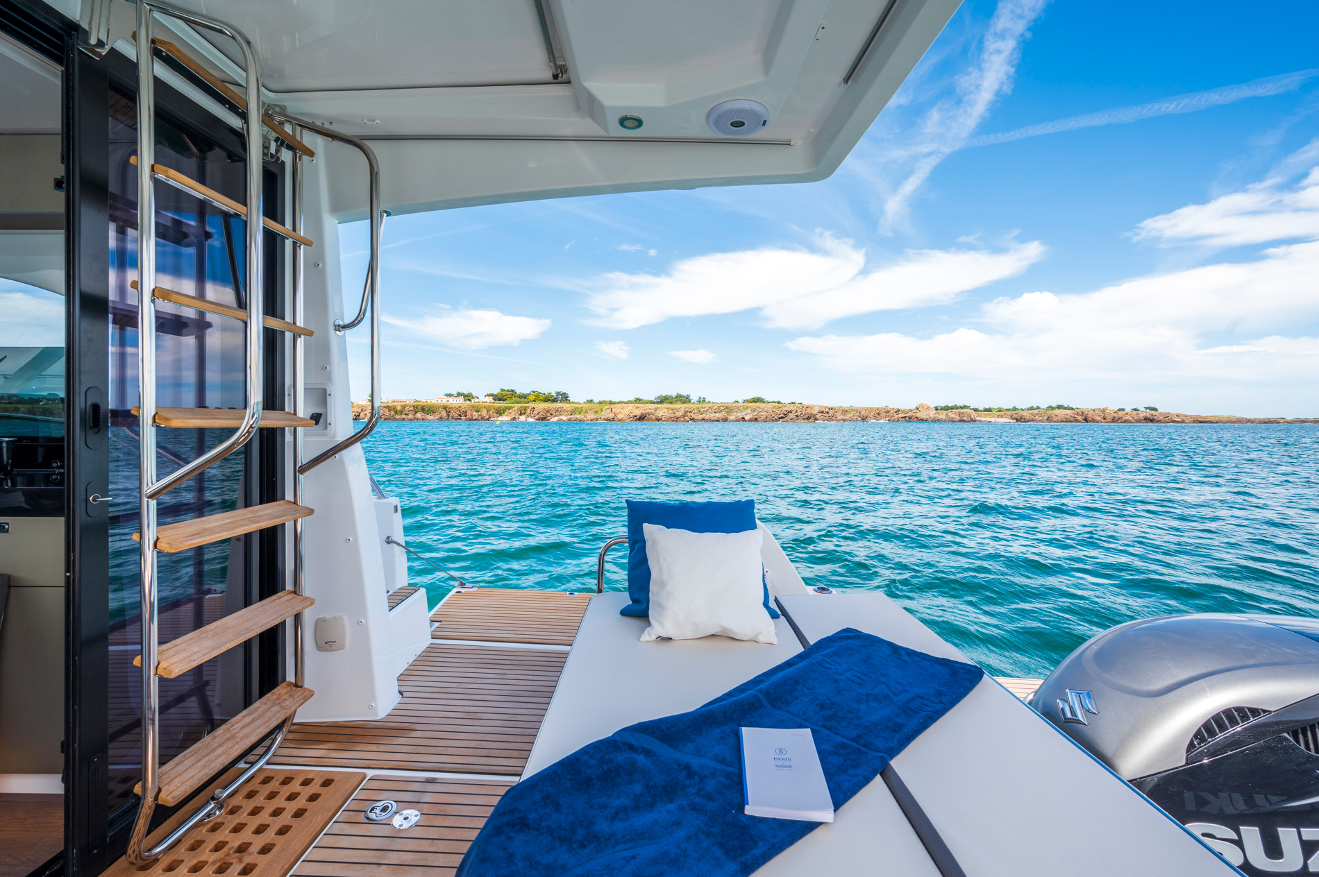 BENETEAU Antares 11 Fly | The ultimate weekender with a top view