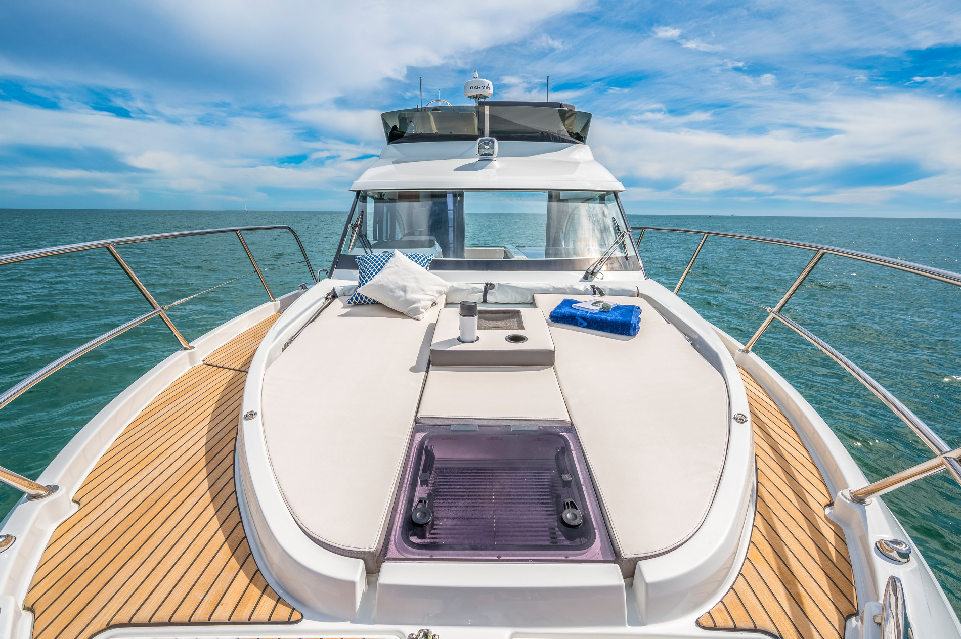 BENETEAU Antares 11 Fly | The ultimate weekender with a top view