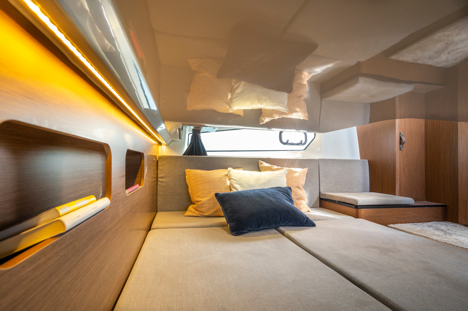 BENETEAU Antares 11 Fly | The ultimate weekender with a top view