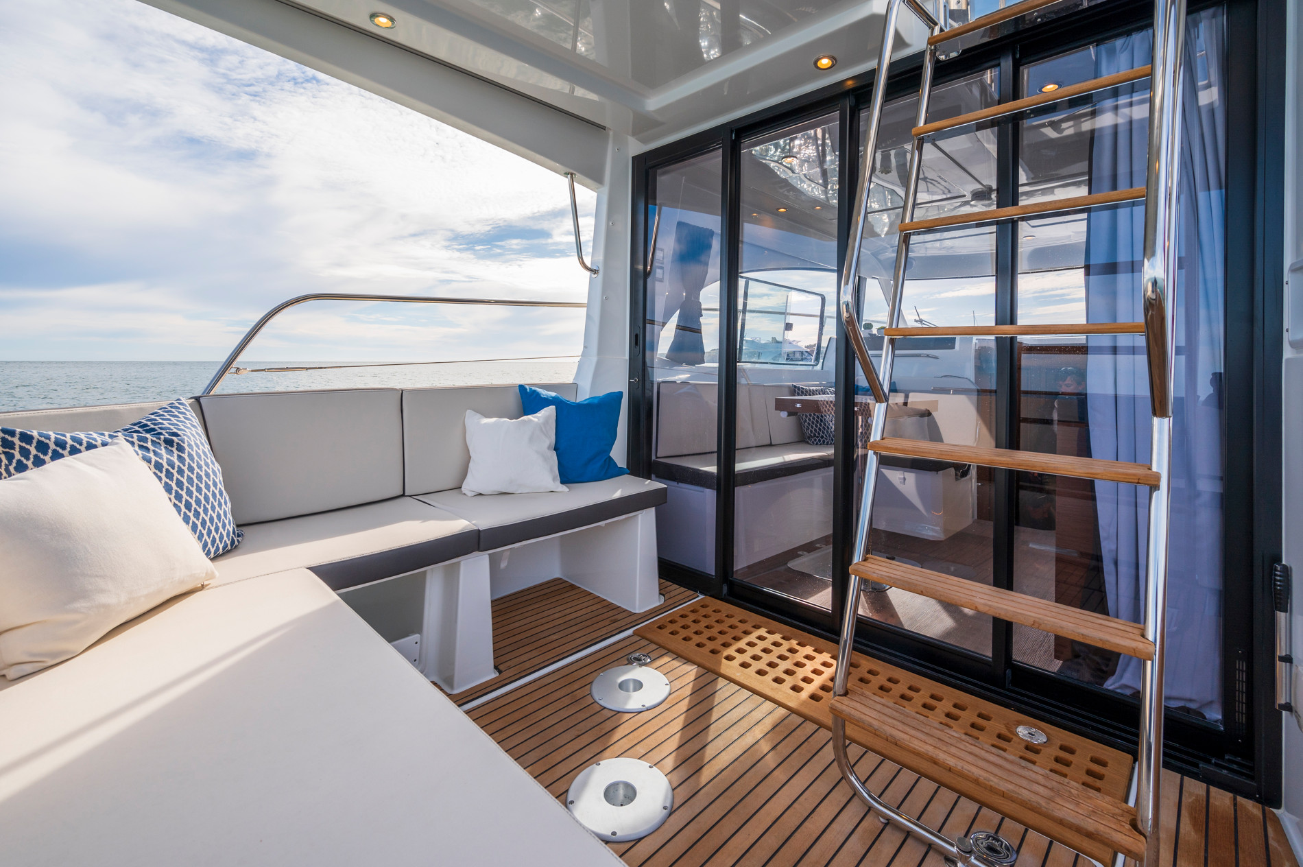 BENETEAU Antares 11 Fly | The ultimate weekender with a top view