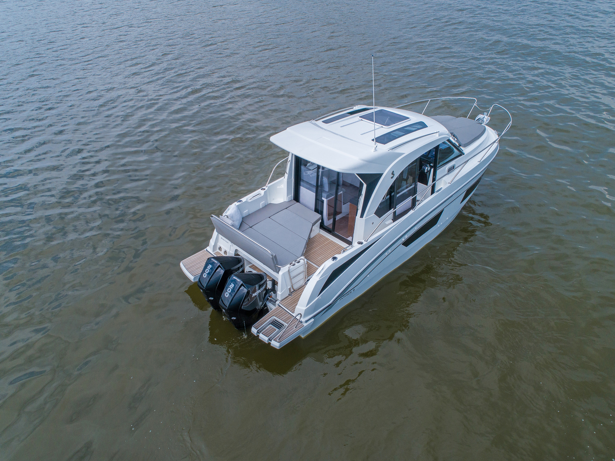 BENETEAU Antares 9 | The Ultimate Weekender | Outboard Powered