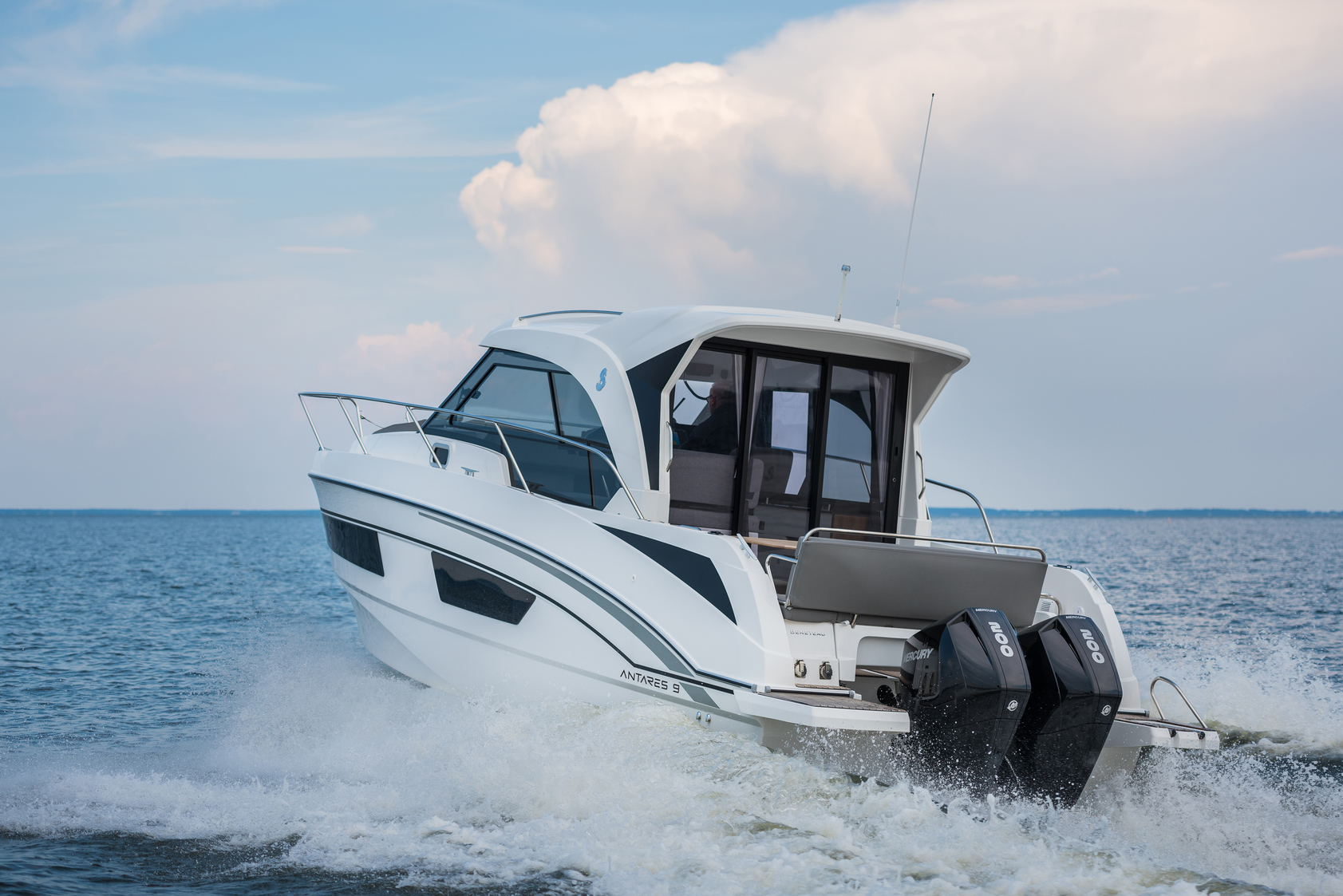 BENETEAU Antares 9 | The Ultimate Weekender | Outboard Powered