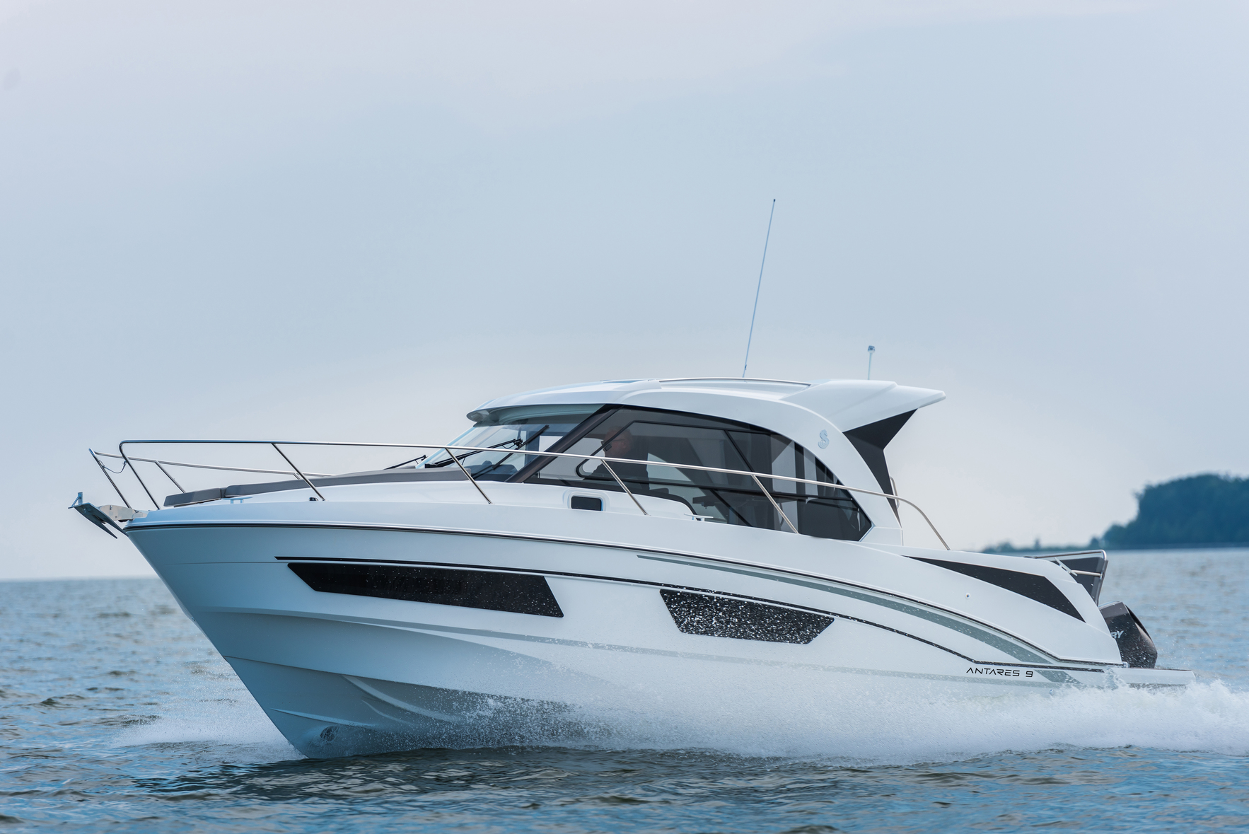 BENETEAU Antares 9 | The Ultimate Weekender | Outboard Powered