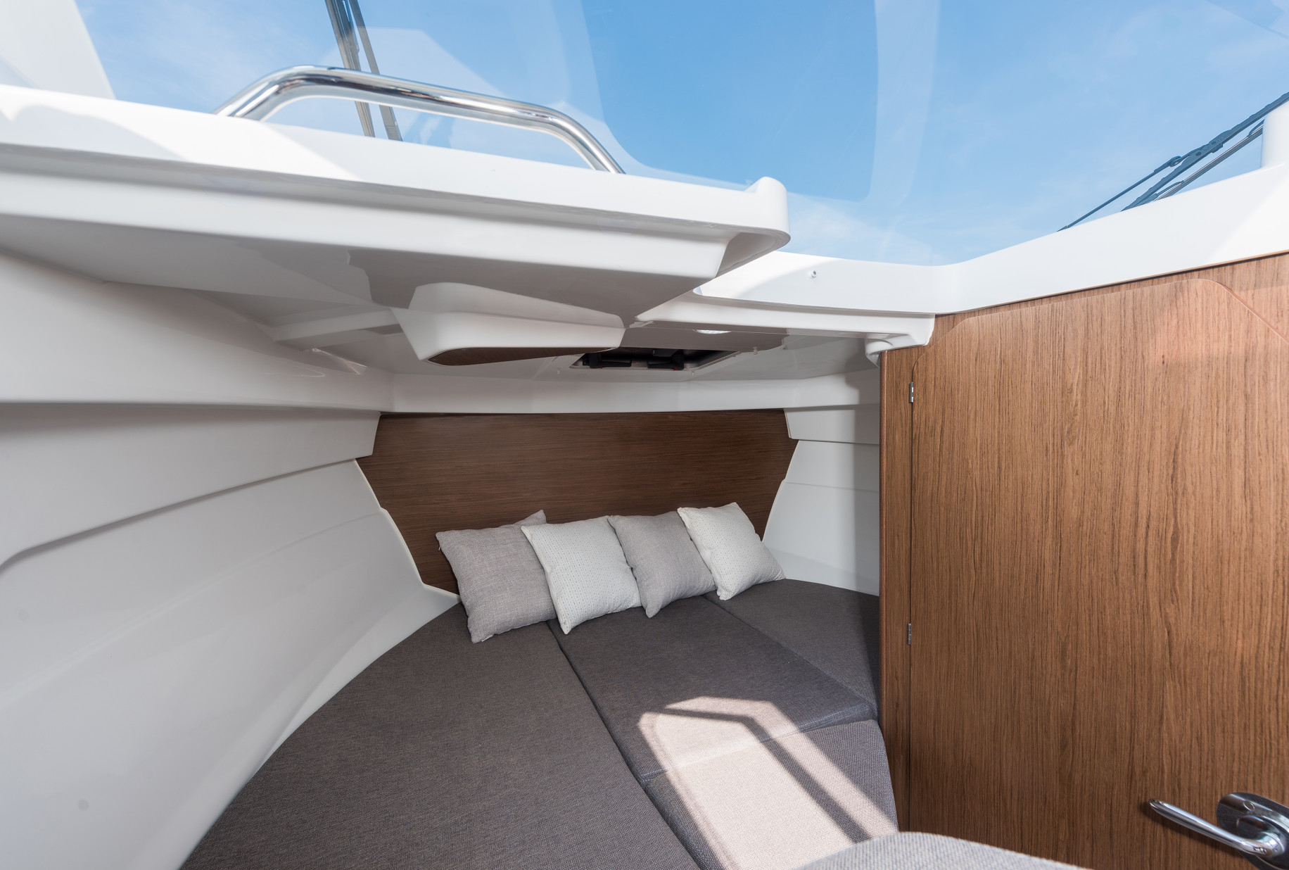 BENETEAU Antares 7 | The Best Pocket Cruiser | Outboard Powered