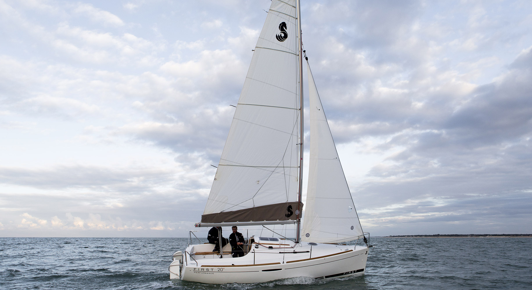 Sailboats First 20 - Sailing Yacht Beneteau