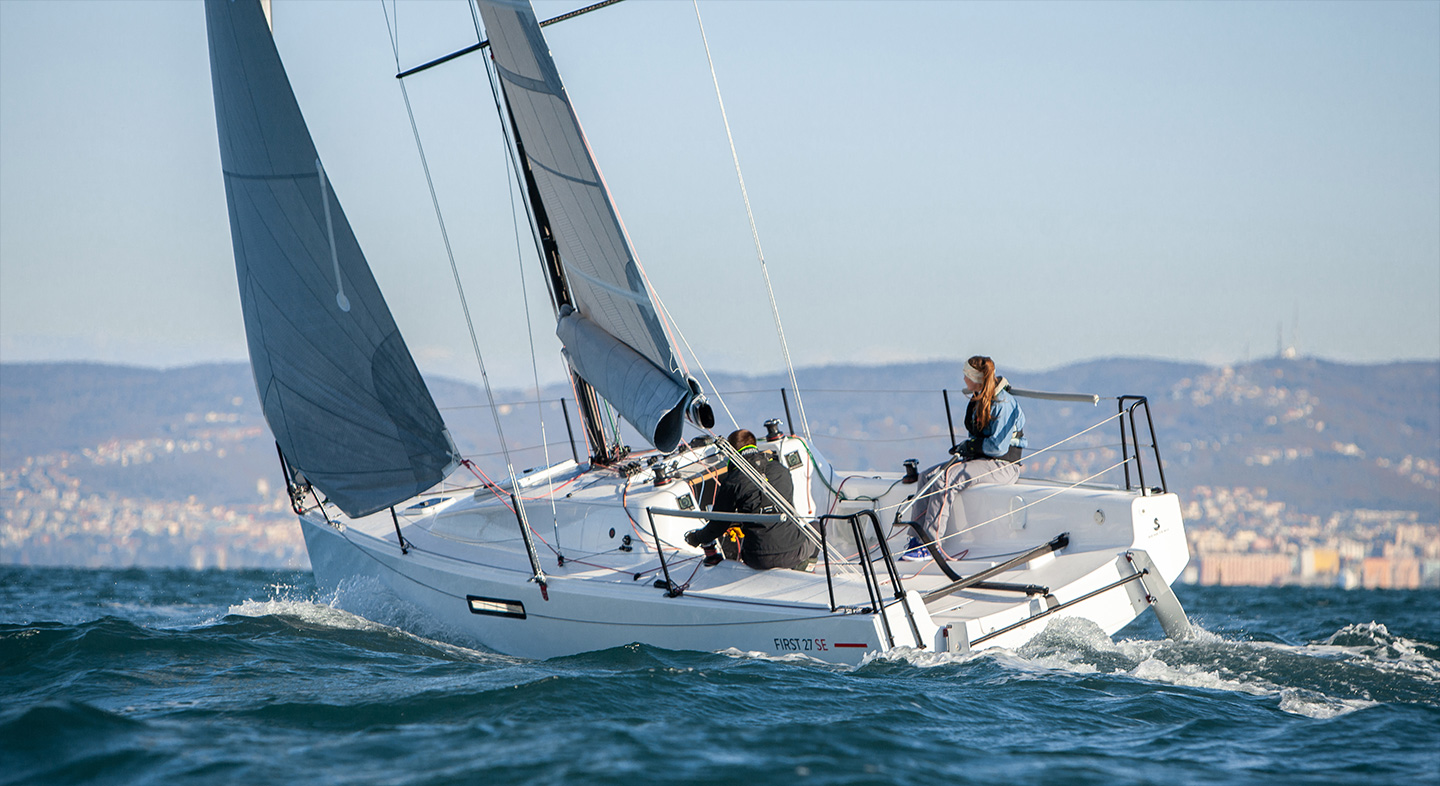 BENETEAU First 27 SE | A Born Sailboat Leader