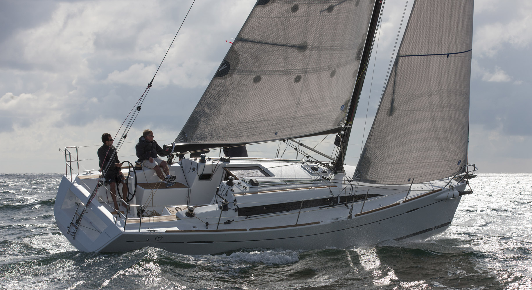 Sailboats First 35 - Sailing Yacht Beneteau