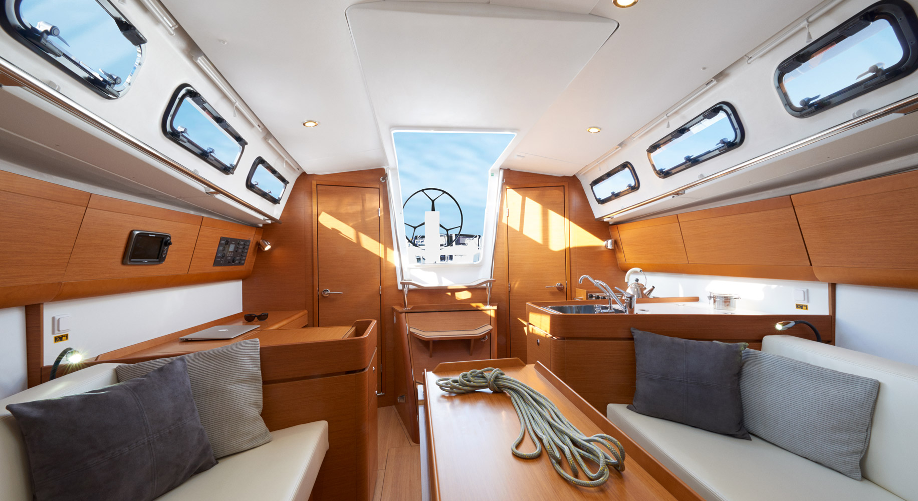 Sailboats First 35 - Sailing Yacht Beneteau