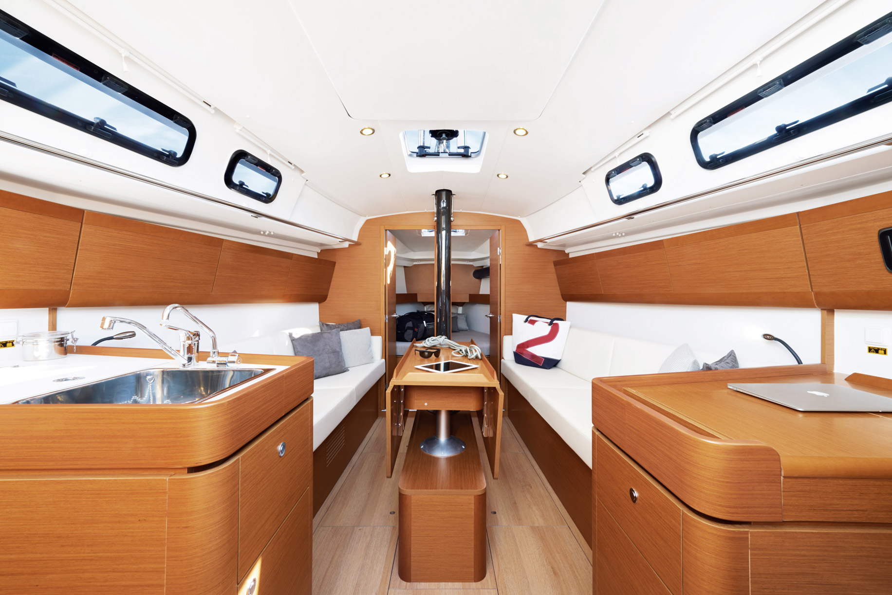 Sailboats First 35 - Sailing Yacht Beneteau