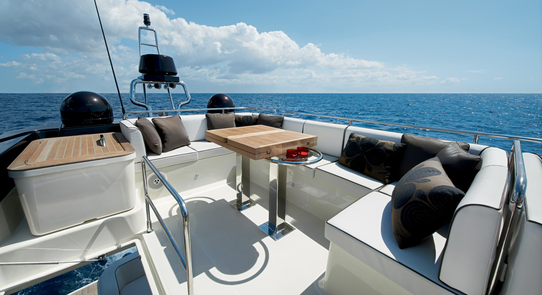 Motorboat Monte Carlo 5 - Powerboat Beneteau USA