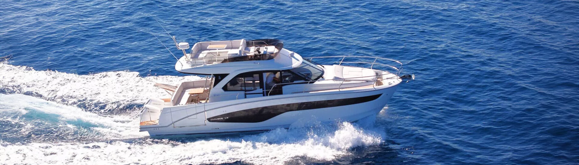 BENETEAU Antares 12 | The New Family Cruising Star