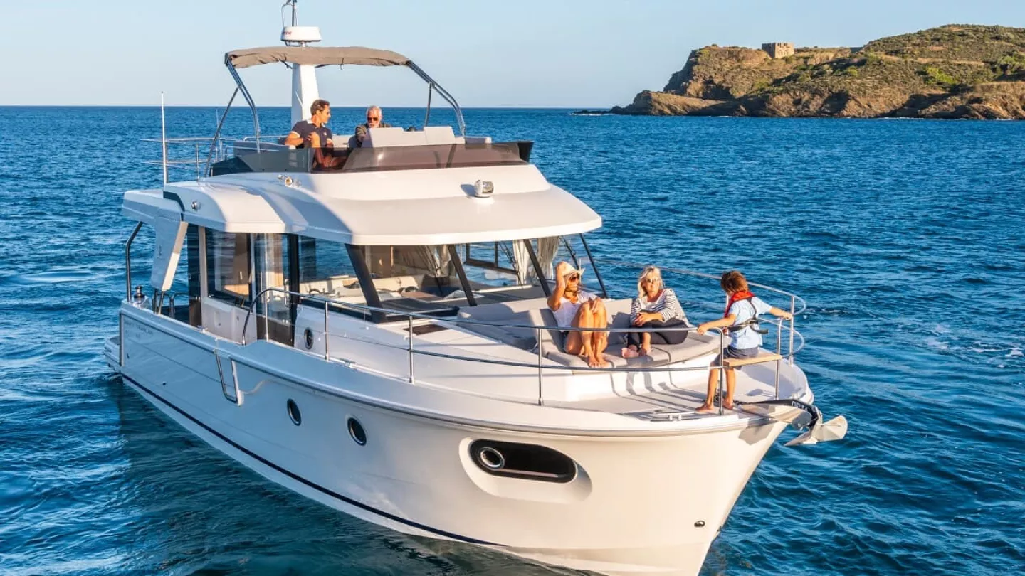 BENETEAU Swift Trawler 41 | Best entertainment trawler for long travel ...