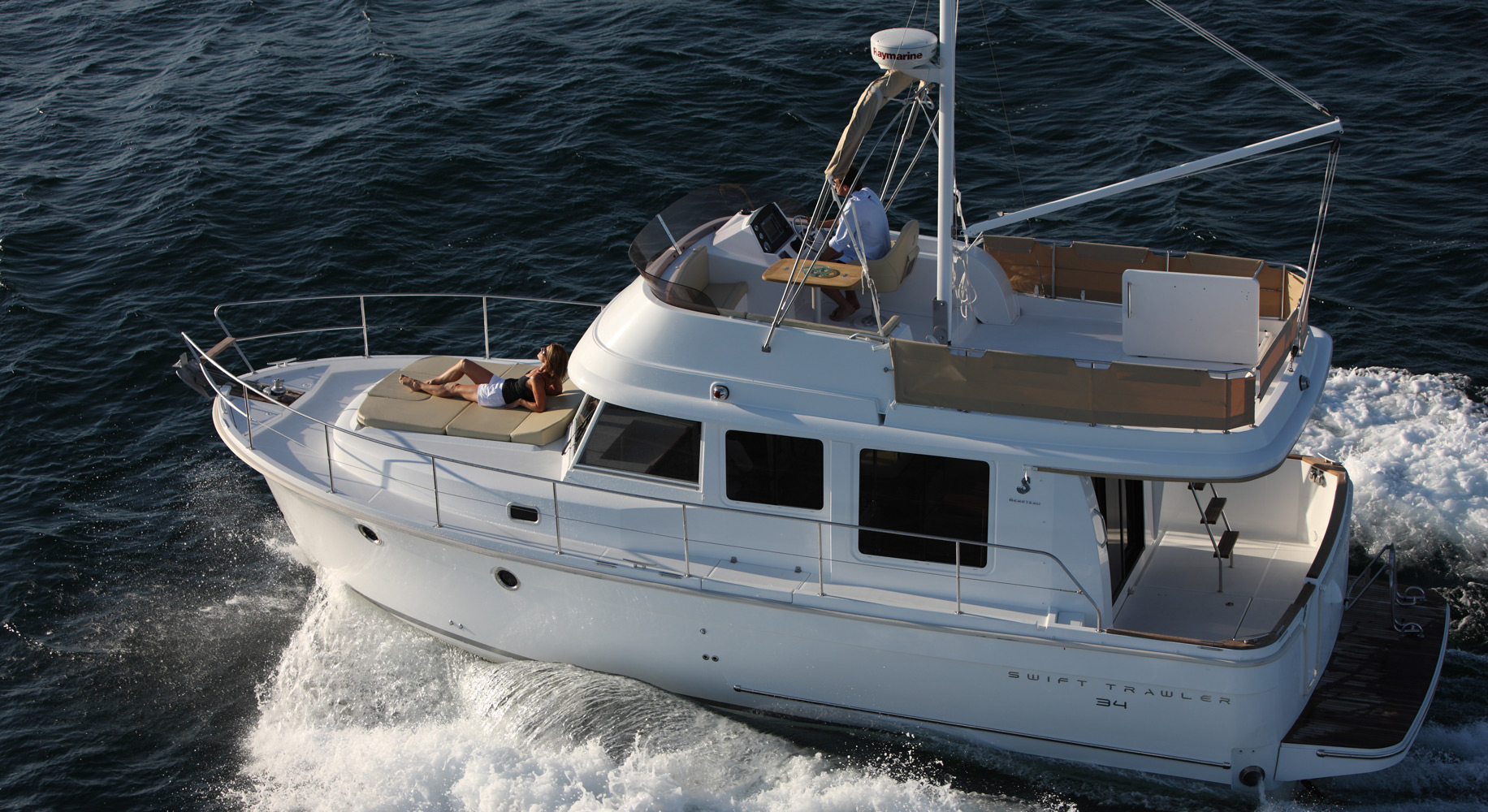 Motorboat Swift Trawler 34 - Powerboat Beneteau USA